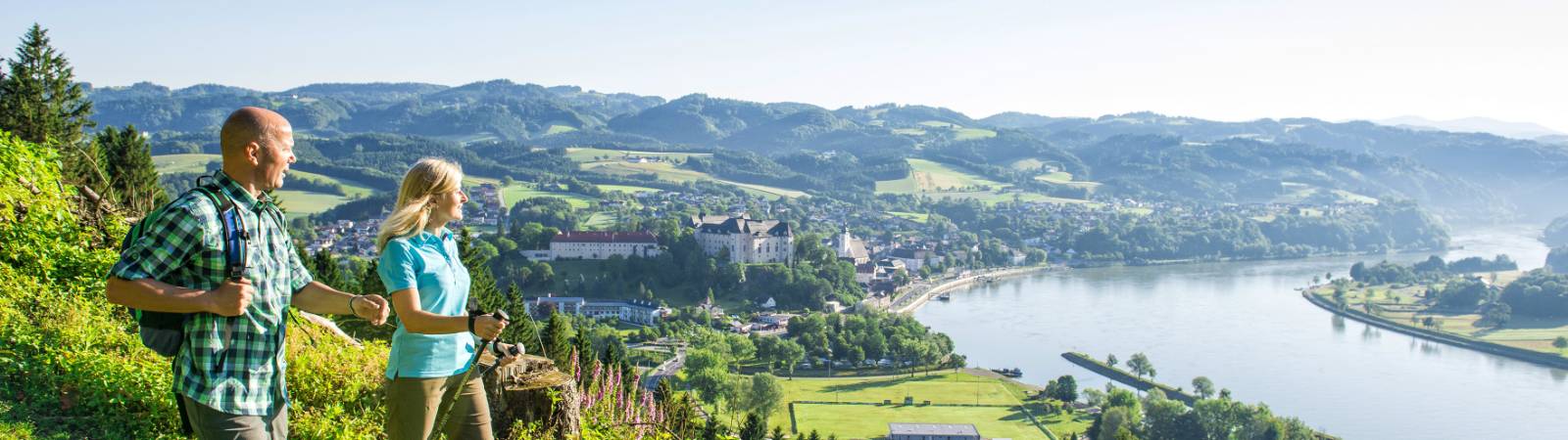 Pack-Free Walking Tours | Daily Luggage Transfers | UTracks